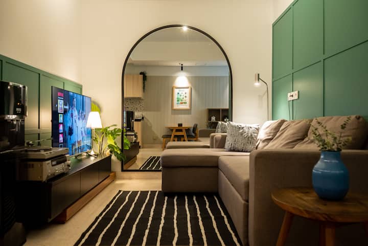 Premium Comfort Apt Near Train & Mall | Fast Wifi - Jakarta