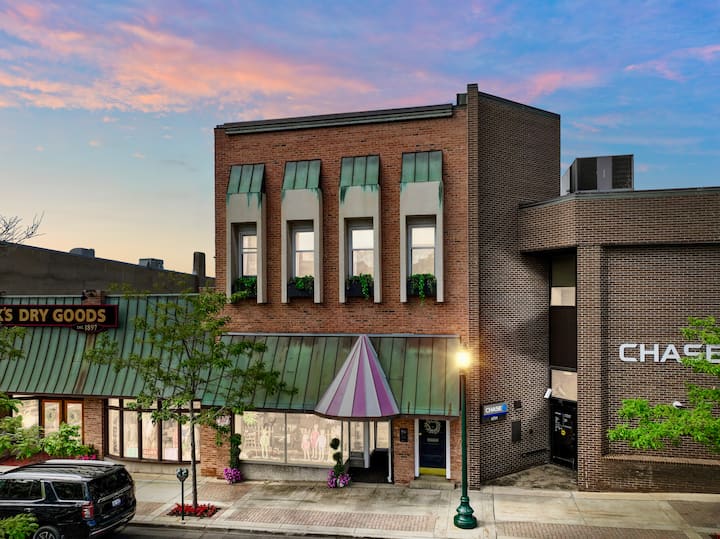 Large Historic Downtown Apartment With Lake View! - Petoskey, MI