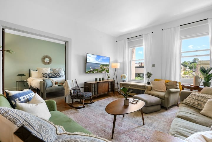 Large Historic Downtown Apartment With Lake View! - Petoskey, MI