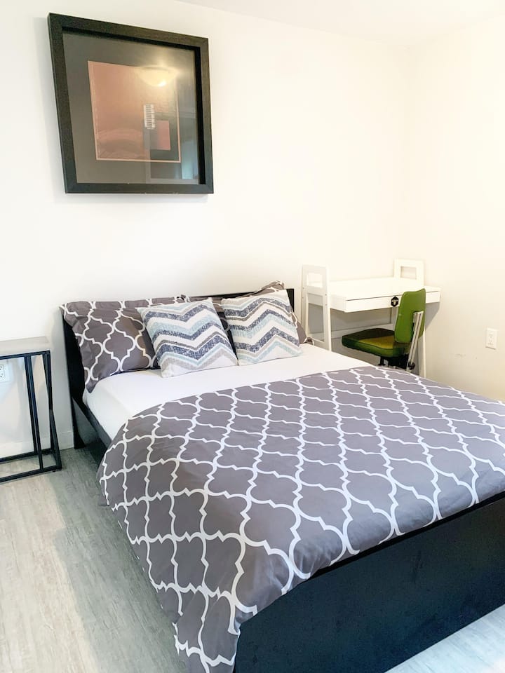 Charming Suite W/ Separate Entrance & Free Parking - Waterloo, ON, Canada