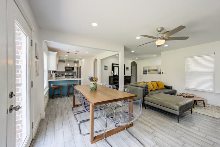 Cool 1950s House W/ Large Back Yard & Ev Charger! - Houston, TX