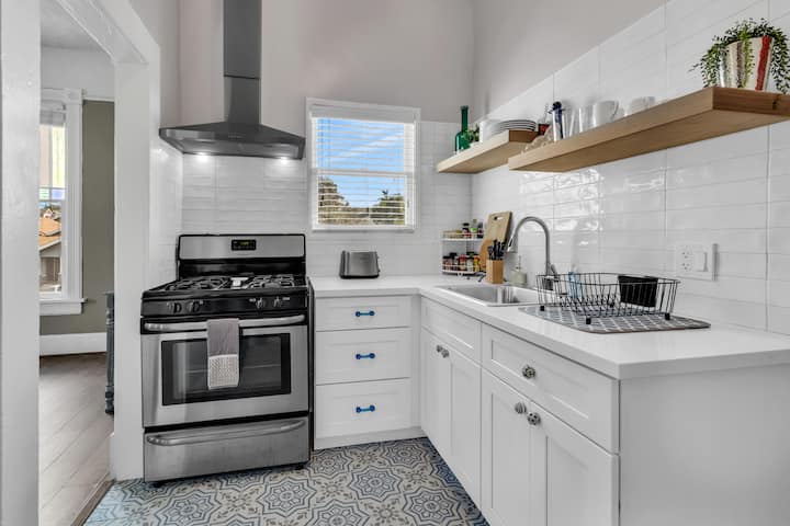 Walkable Getaway – Updated Comfort Near Downtown - Cortez Hill - San Diego