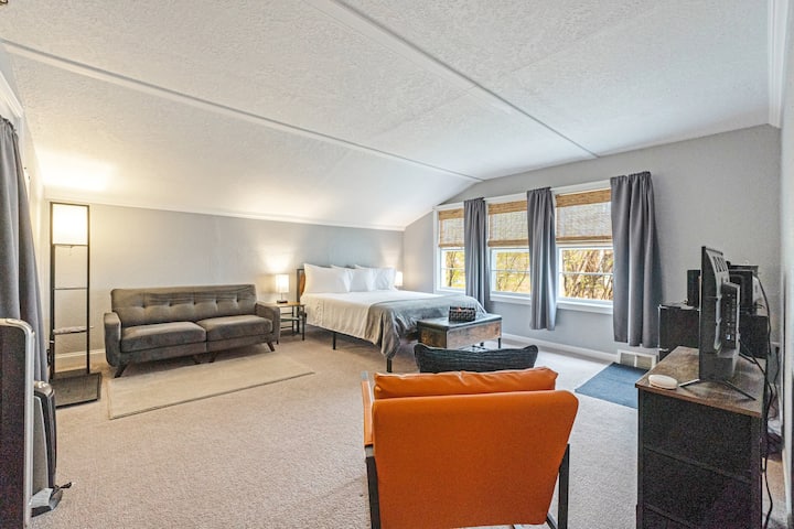 Private Suite Close To Downtown! - Fort Wayne, IN