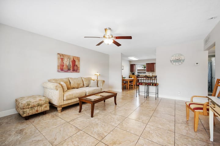 Tranquil Waterfront 2/1 Apt In North Palm Beach - Palm Beach Gardens, FL