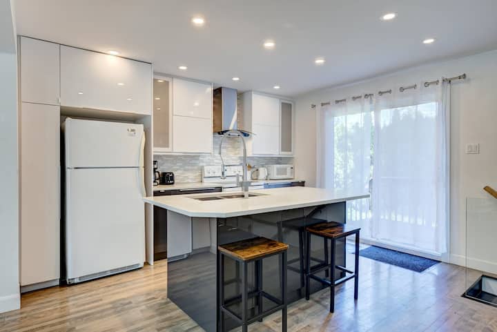 Big Bungalow 4 Bdr, Pierrefond Near Rem - Pointe-Claire