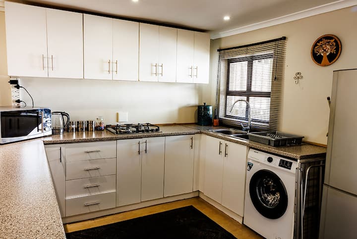 Inyoni Cottage @95 - Private 2 Bedroom Cottage - Pinetown