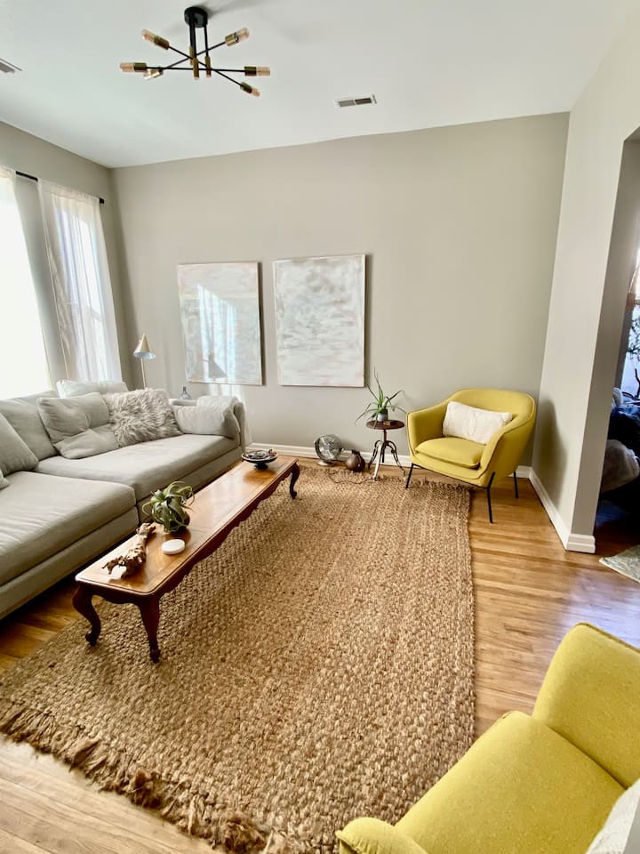 Spacious 1895 Renovated, Historic
Townhome - 奧馬哈