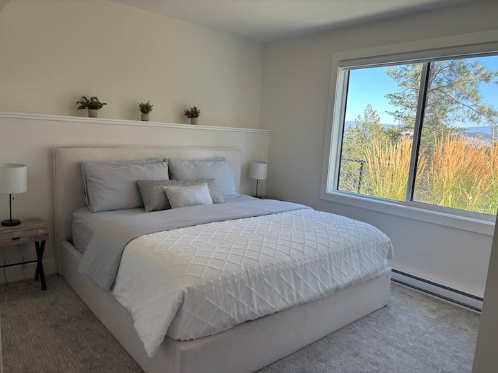 Licensed New & Modern 2 Bedroom Walk Out Suite - Kelowna