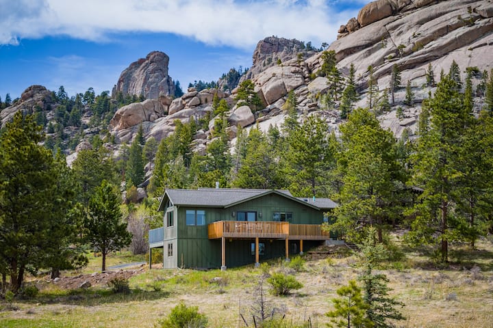 Iconic Longs Peak Views From Bed, Trails Nearby - Estes Park, CO