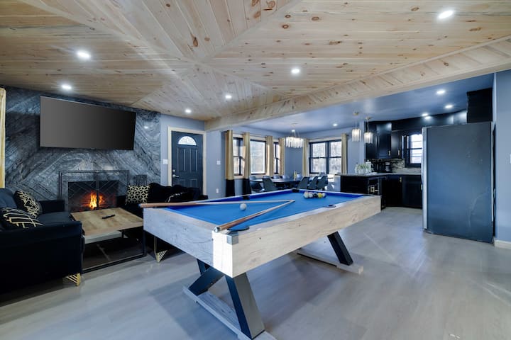 Newley Renovated 2025! 7bd/4ba Home Sleeps 29! - Kalahari Indoor Waterpark, Pocono Manor