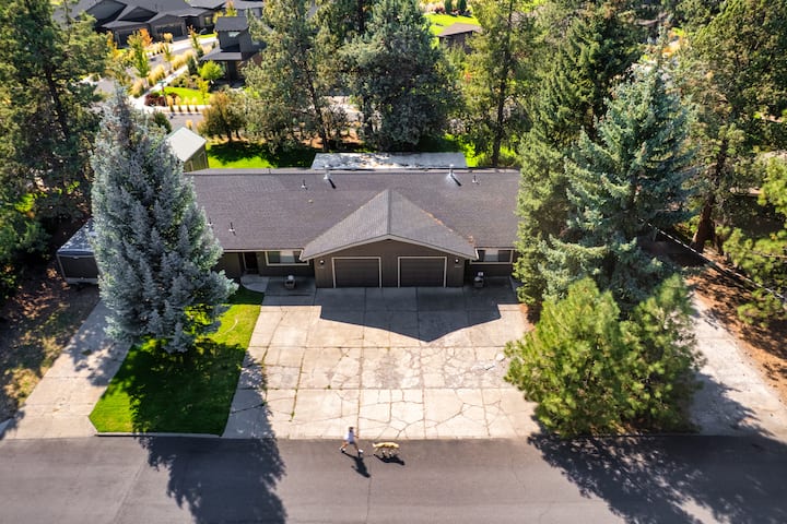 Entire Duplex. Sleeps 12. Hot Tub Near Mt Bachelor - Bend, OR