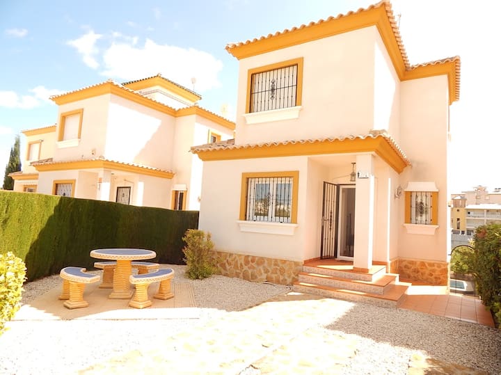Detached 4 Bedroom Villa, Private Pool, Garden Bbq - Cabo Roig