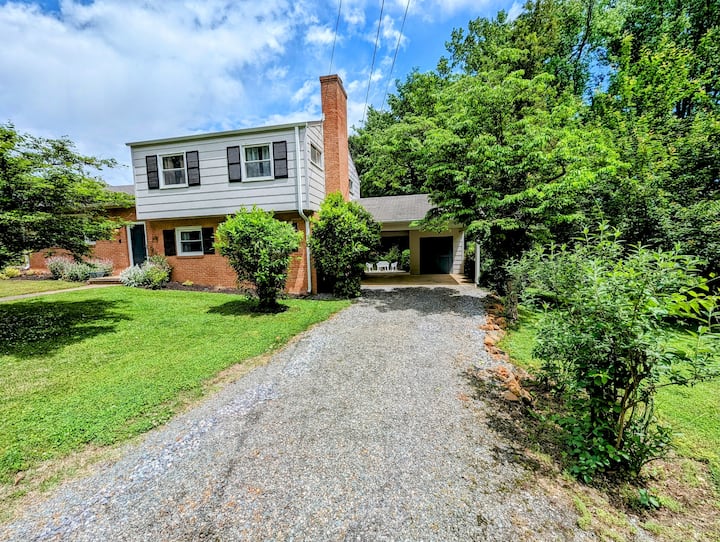 Wakefield Ct | Private Parking Spots | Fast Wifi - Charlottesville, VA