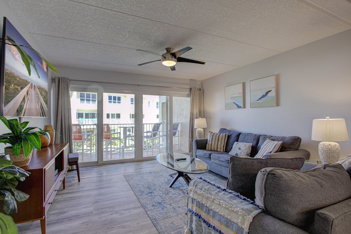 Beautiful Ocean Side2/2.5 Condo With Pool - St. Augustine Beach, FL