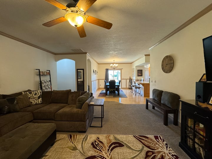 Spacious 3-bedroom Home - 5 Star Rating - Meridian, ID