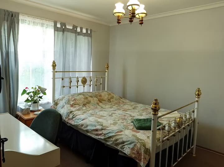 Comfy Room With Serene Garden View. - Frankston