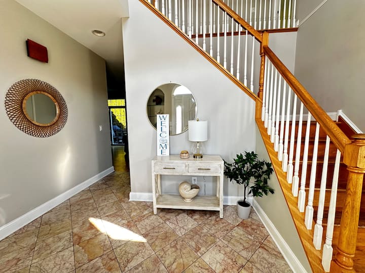 Beautiful 8 Bedroom Home / Nice Area With Pool - Delaware