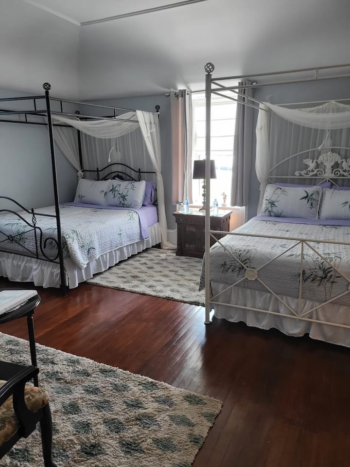 2 Queen Beds With Private Ensuite Bathroom! - Pictou