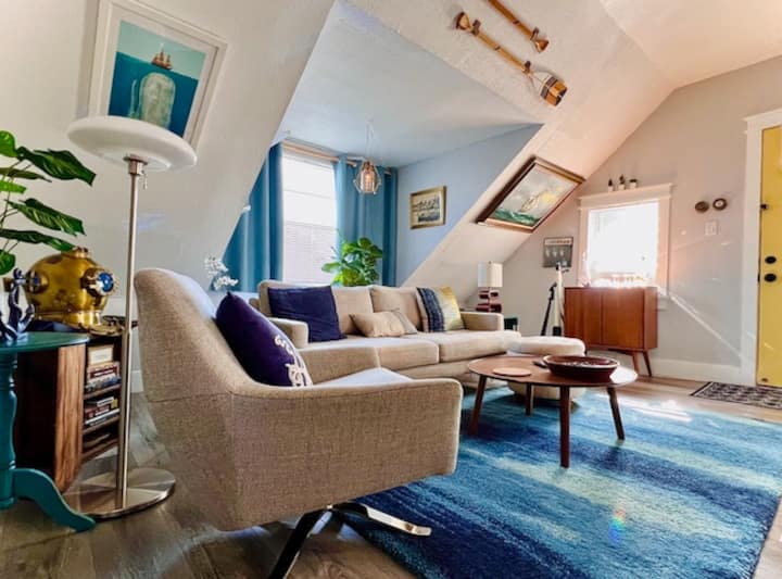 The Captain's Quarters: Designer Loft Apartment - Tarpon Springs, FL