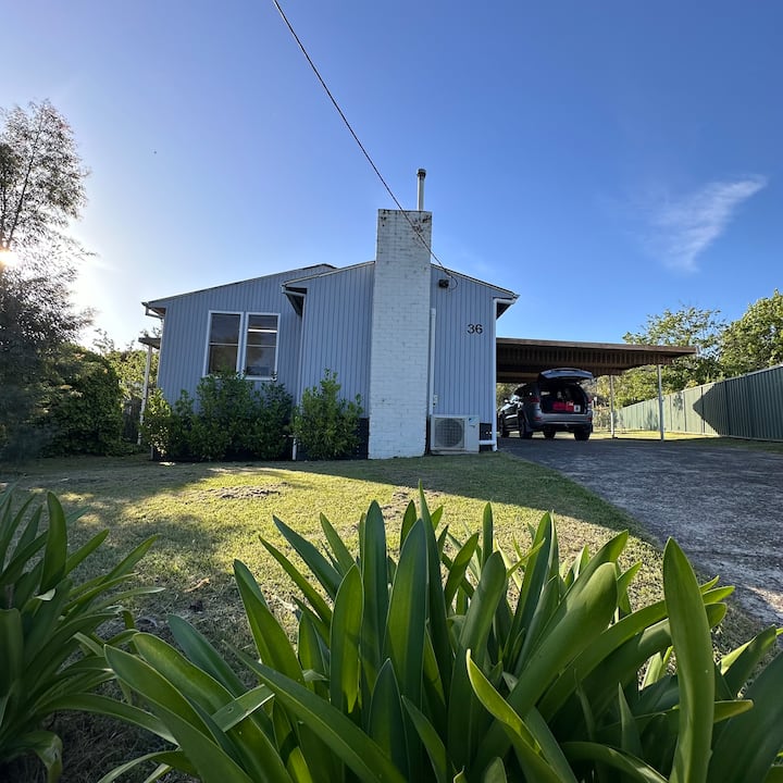 Spacious 4-bdr Home With Views  In Town Sleeps 11 - Eildon