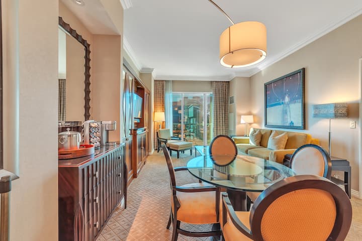 Top Floor Penthouse W/ Balcony - Las Vegas