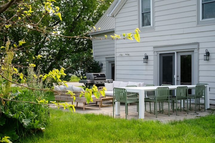 The Kelly | Modern Farmhouse | Hottub & Pool Table - Sand Banks