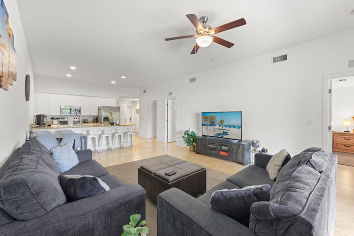 “Gimmicks And Gadgets” | Se Cape Near Downtown - 케이프코럴