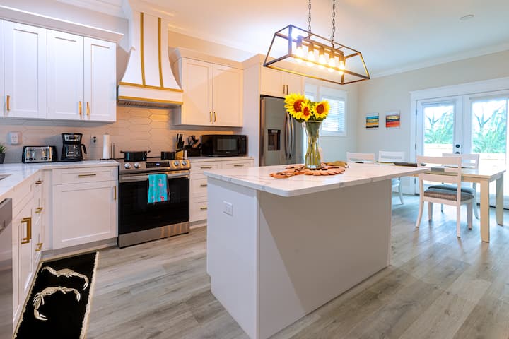 Sunshine Bungalow - Under 15 Mins To Most Of Tampa - Tampa, FL