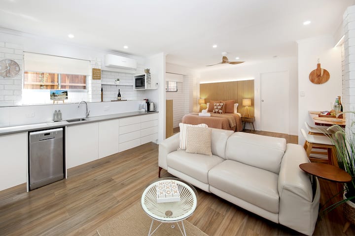 Pet Pawfect Coastal Stay For Two Plus Pooch - Maroochydore