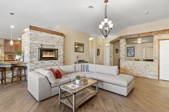 Elegant Home Just Mins From Downtown & Lv Strip - North Las Vegas, NV