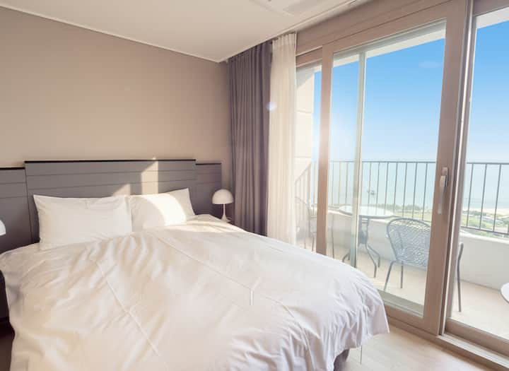 [1.5 환상 오션뷰] #오션스위트R3 #속초해변신축 #깔끔·청결 #더블루테라 - Sokcho-si