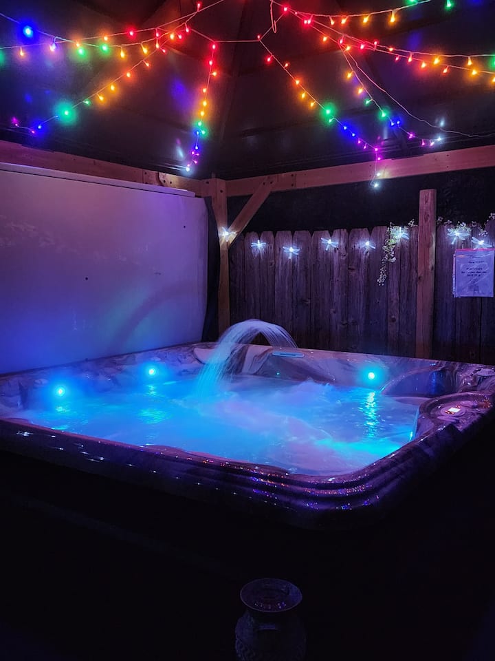 Cozy 1 Bedroom Cabin With Private Hot Tub! - Talimena State Park, Talihina