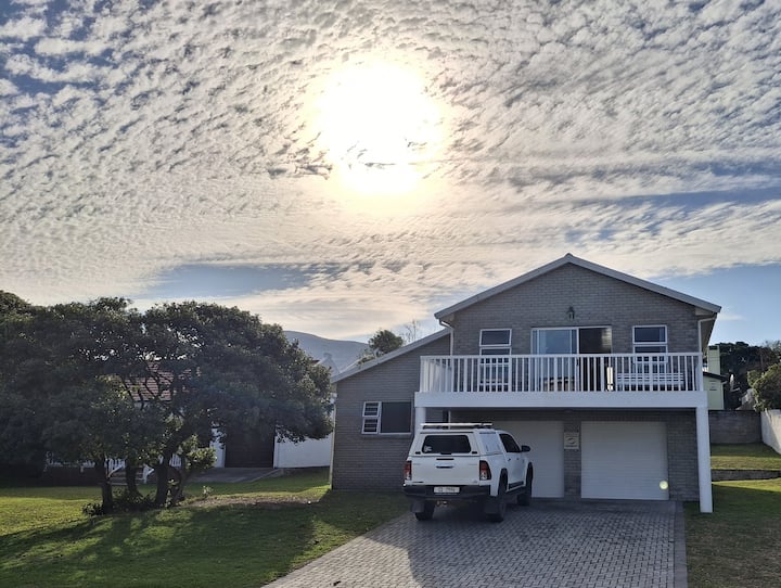 3-bedroom 
Just One Street From The Beach - Pearly Beach