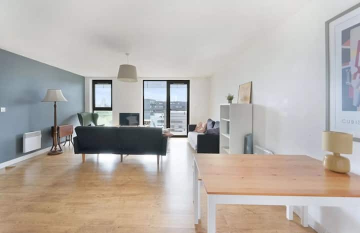 Stunning Modern 2bd Apartment With Balcony - London, UK