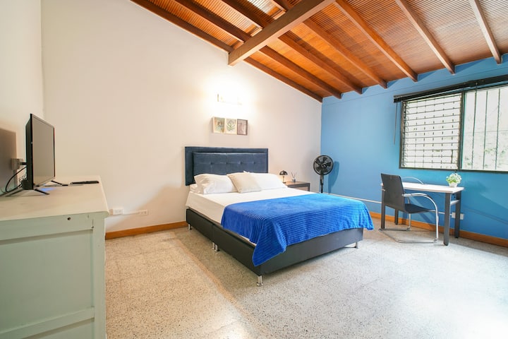 Queen Bed/private Bath/metro One Block Away/gh2 - 메데인