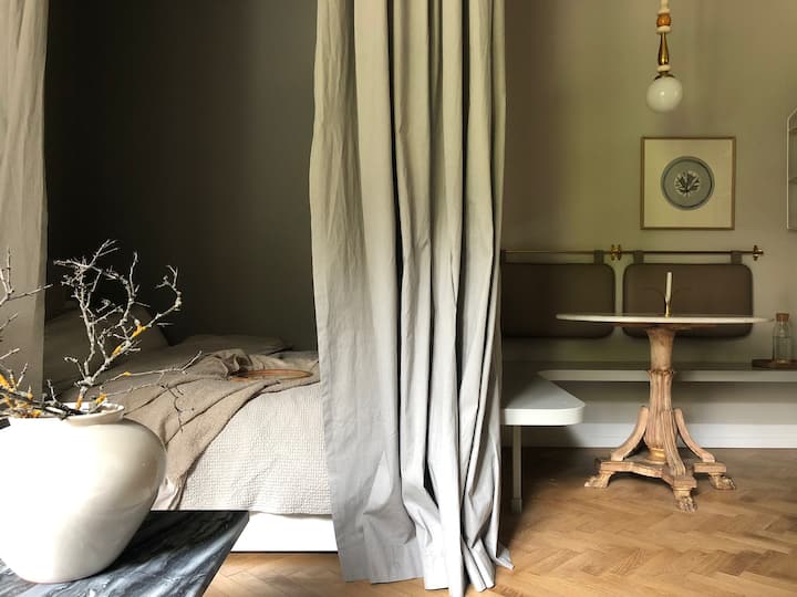 Charm Of The Times, Dacia District - Bukarest