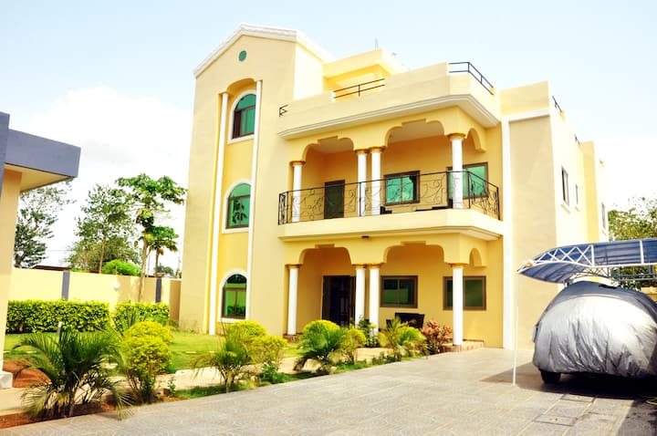Villa Meublée De 5 Chambres, Salon, Jardin,terasse - Benin