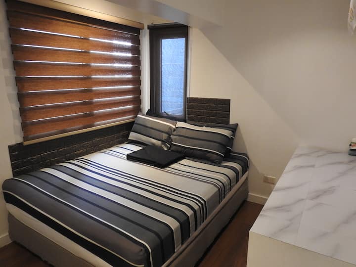 2 Bedroom Condominium In Bgc With Great View Of Pool - Taguig