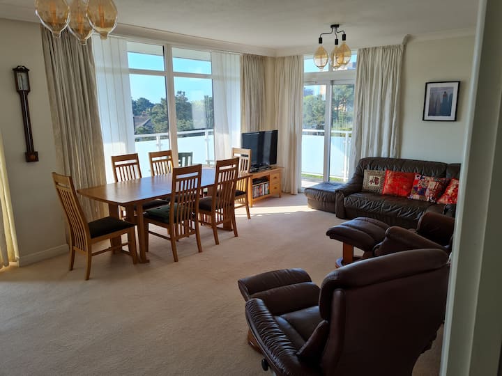 Spacious Apartment. 10 Mins To Sea. Secure Garage. - Mudeford