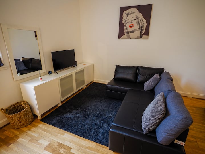 Stylish Edinburgh Studio - Edinburgh