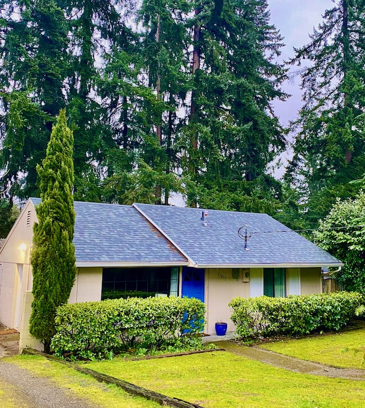 Gus' Charming 2-bdrm Cottage W/fenced Backyard! - Lynnwood, WA
