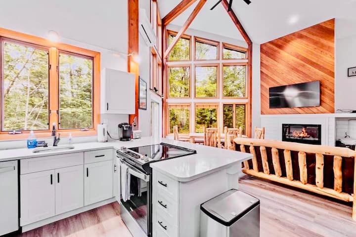 Newly Renovated, Spacious & Contemporary Home - North Conway, NH