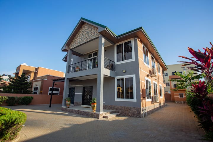Spacious Remote Worker-friendly Comfy 3 Br Apt - Accra
