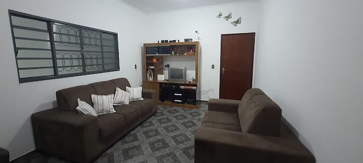 Casa Aconchegante, Com Garagem Para 4 Carros. - Franca