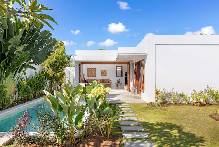 Modern Romantic 1br Villa In Seminyak - Denpasar