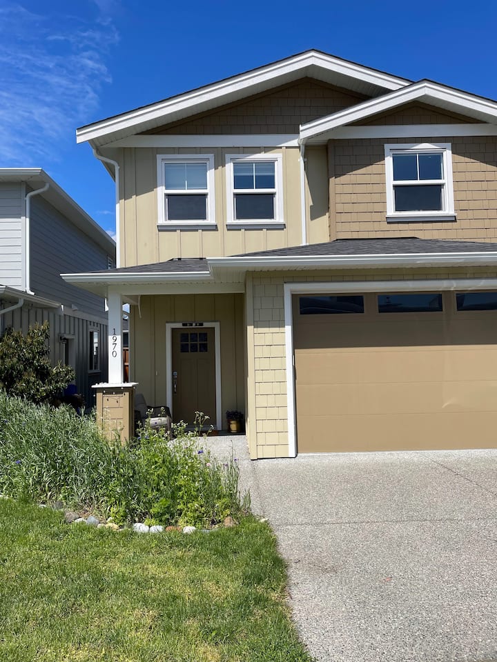 Modern 3-bedroom/ 3 Bathroom Home With Hot Tub - Sidney