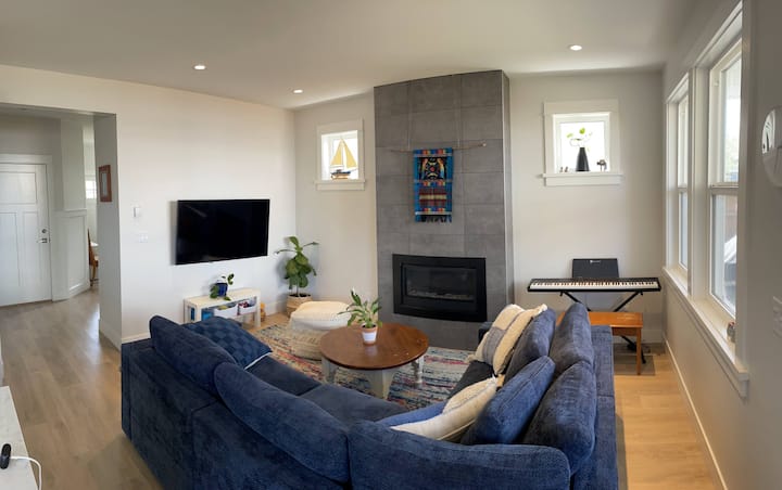 Modern 3-bedroom/ 3 Bathroom Home With Hot Tub - Cowichan Bay