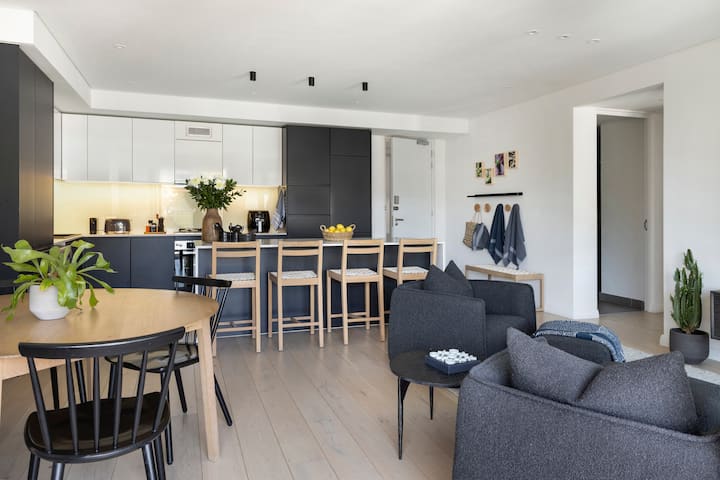 Top Floor Serviced Apartment With Signal Hill View - Cape Town