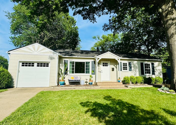 Bright Cozy Prairie Village Home• Large Back Yard - Overland Park, KS
