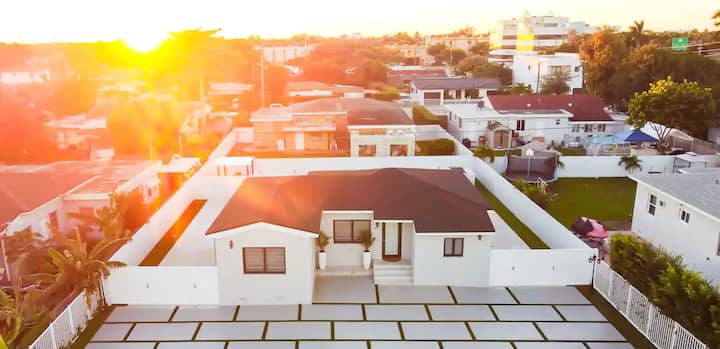 10 Min To Airport!6br !16ppl | Pool, Bbq, - Fountainbleau, FL